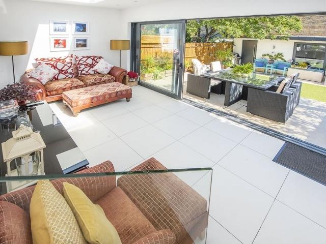 4 bedroom end of terrace house to rent
