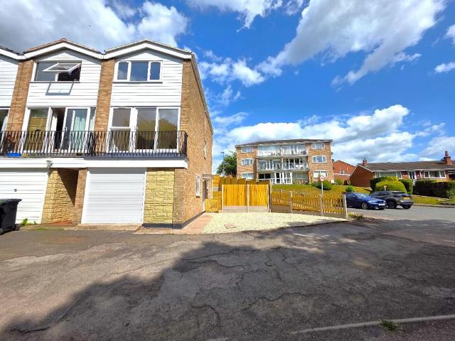 4 bedroom end of terrace house to rent