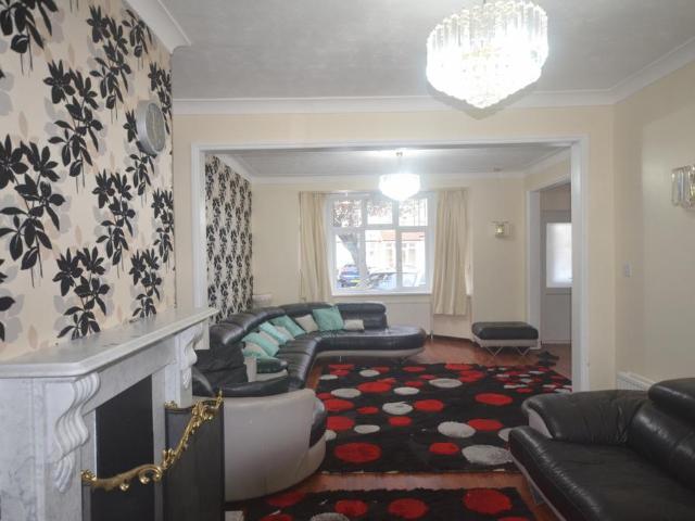 4 bedroom end of terrace house to rent