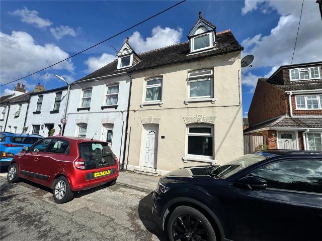 4 bedroom end of terrace house to rent