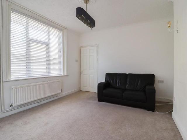 4 bedroom end of terrace house to rent