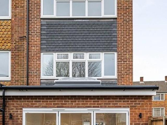 4 bedroom end of terrace house to rent