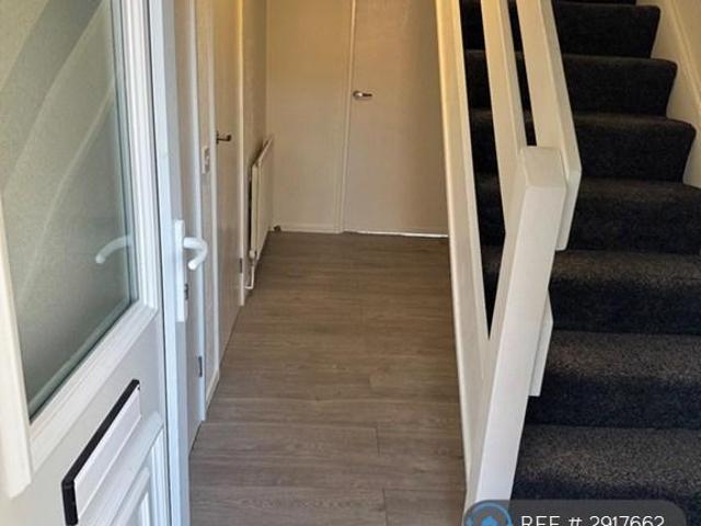 4 bedroom end of terrace house to rent