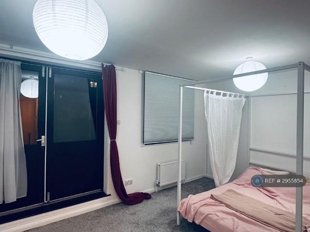 4 bedroom end of terrace house to rent