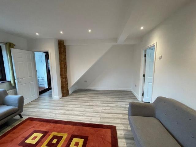 4 bedroom end of terrace house to rent