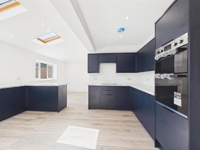 4 bedroom end of terrace house to rent