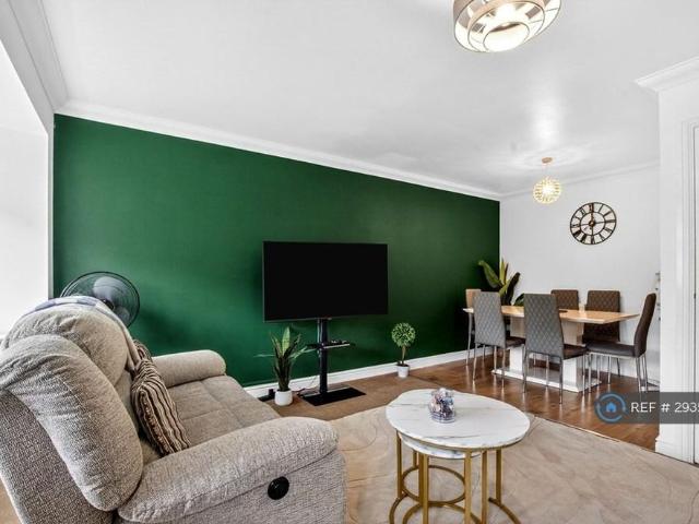 4 bedroom end of terrace house to rent