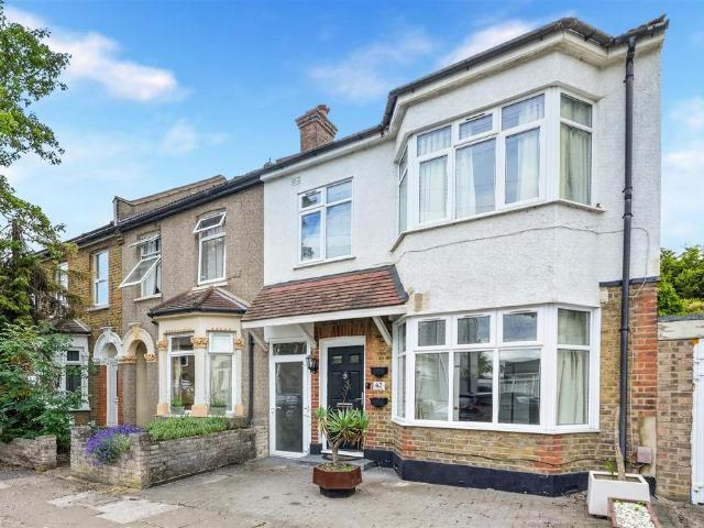 4 bedroom end of terrace house to rent