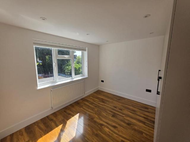 4 bedroom end of terrace house to rent