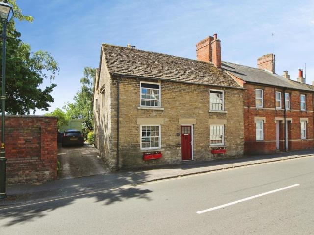 4 bedroom end of terrace house to rent
