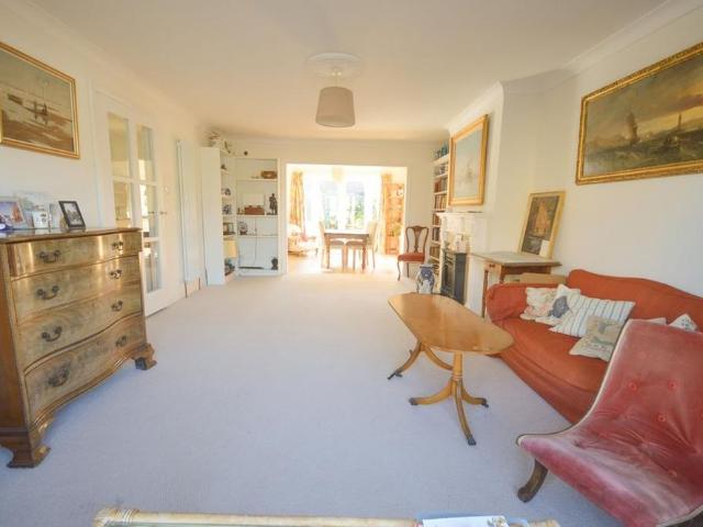 4 bedroom end of terrace house to rent
