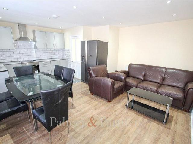 4 bedroom end of terrace house to rent