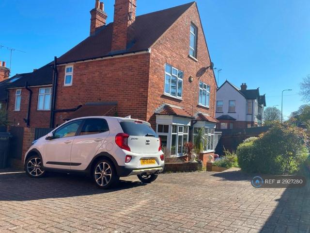 4 bedroom end of terrace house to rent