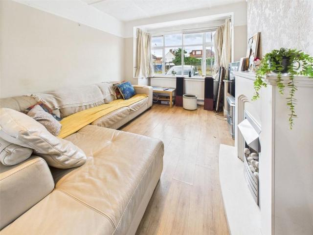 4 bedroom end of terrace house to rent