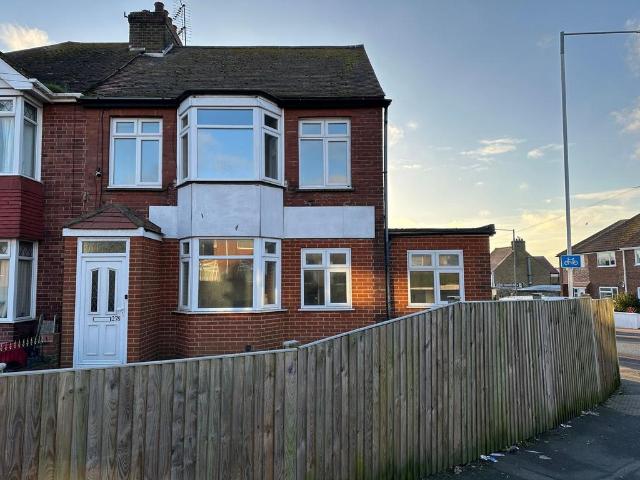 4 bedroom end of terrace house to rent