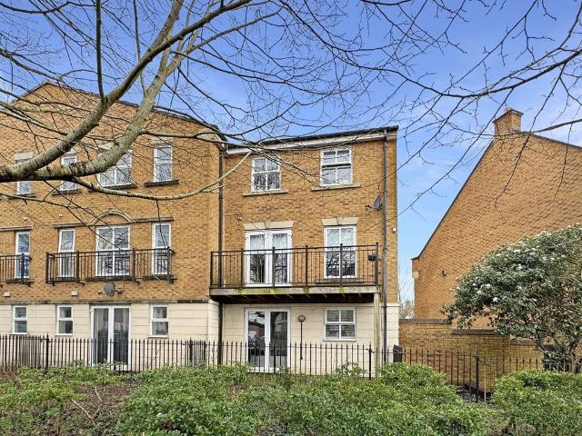 4 bedroom end of terrace house to rent