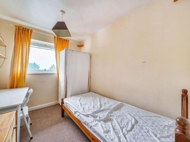 4 bedroom end of terrace house to rent