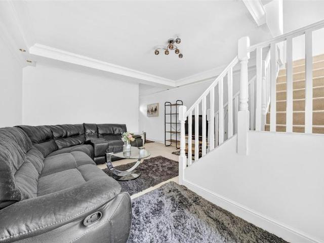4 bedroom end of terrace house to rent