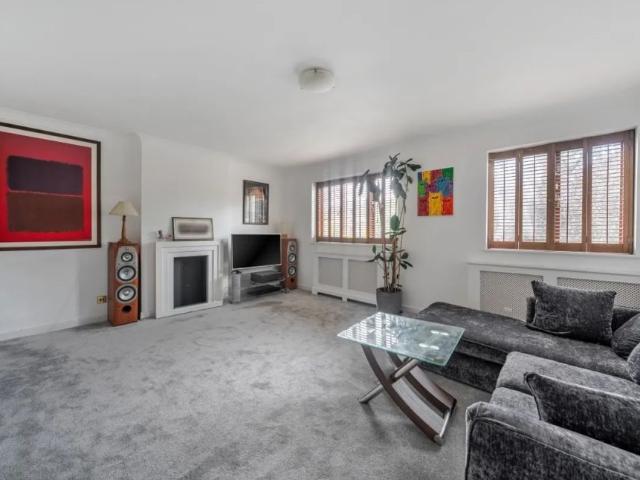 4 bedroom end of terrace house to rent