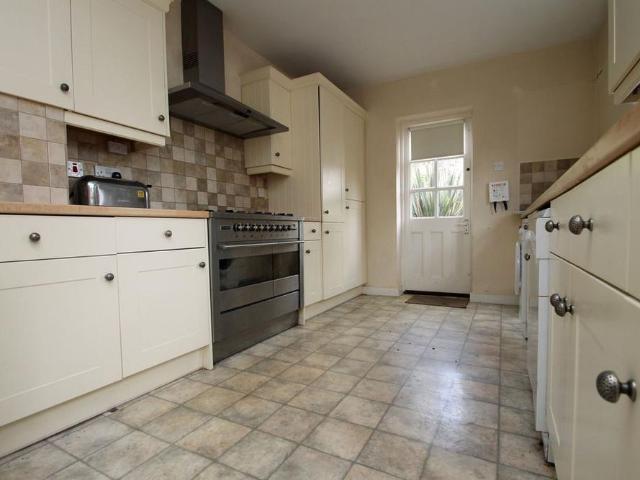 4 bedroom end of terrace house to rent