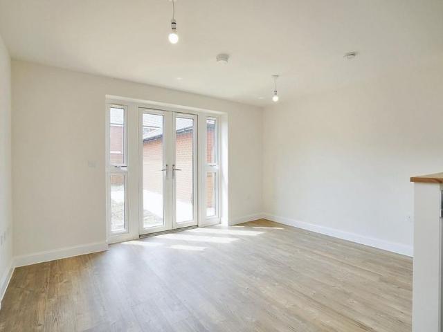 4 bedroom end of terrace house to rent