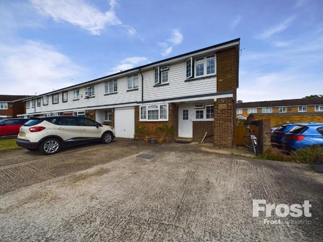4 bedroom end of terrace house to rent
