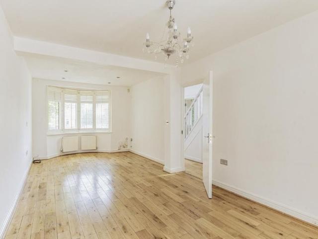 4 bedroom end of terrace house to rent