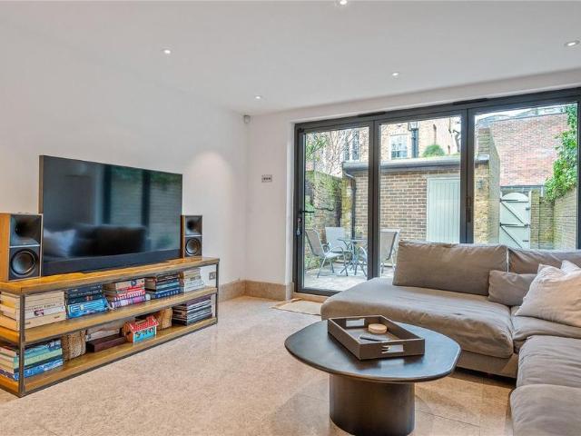 4 bedroom end of terrace house to rent