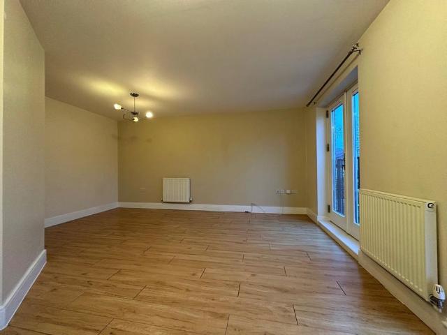 4 bedroom end of terrace house to rent