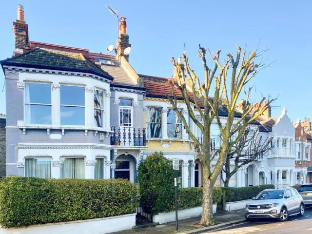 4 bedroom end of terrace house to rent