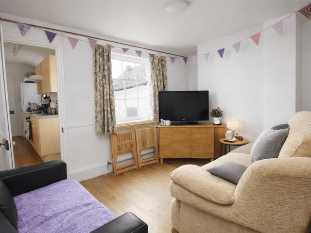 4 bedroom end of terrace house to rent