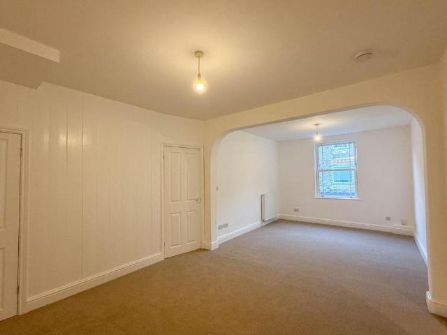 4 bedroom end of terrace house to rent