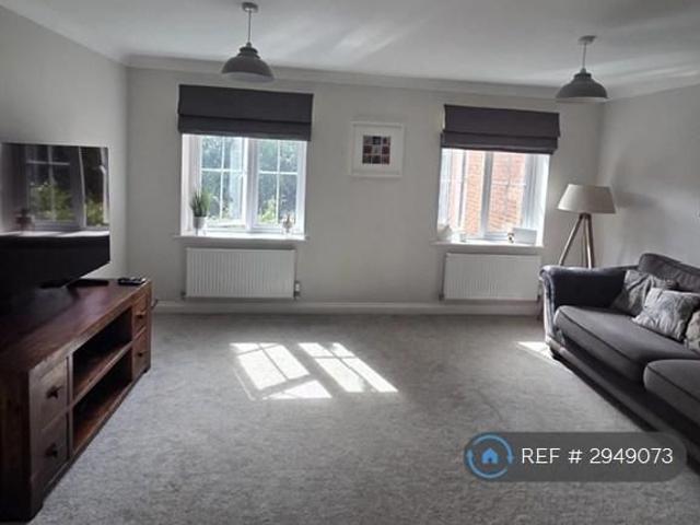 4 bedroom end of terrace house to rent