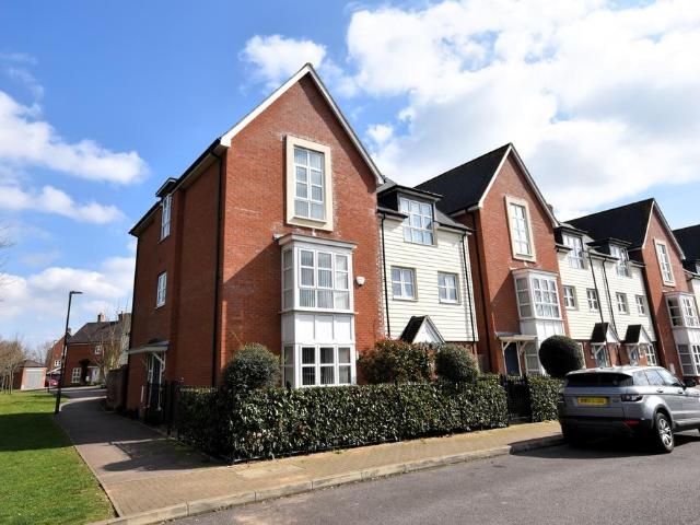 4 bedroom end of terrace house to rent
