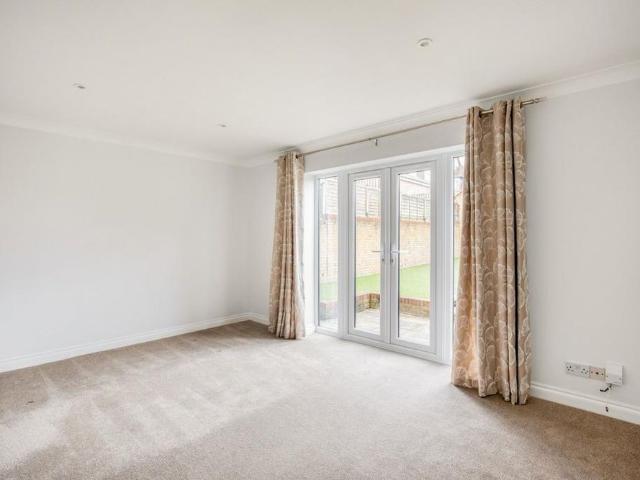 4 bedroom end of terrace house to rent