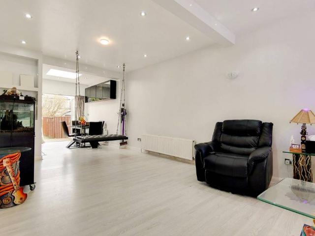 4 bedroom end of terrace house to rent