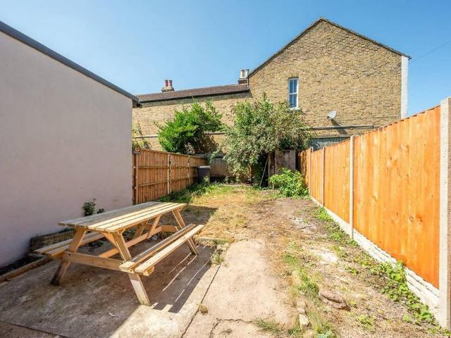 4 bedroom end of terrace house to rent