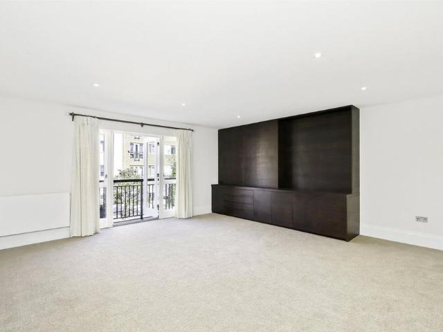 4 bedroom end of terrace house to rent