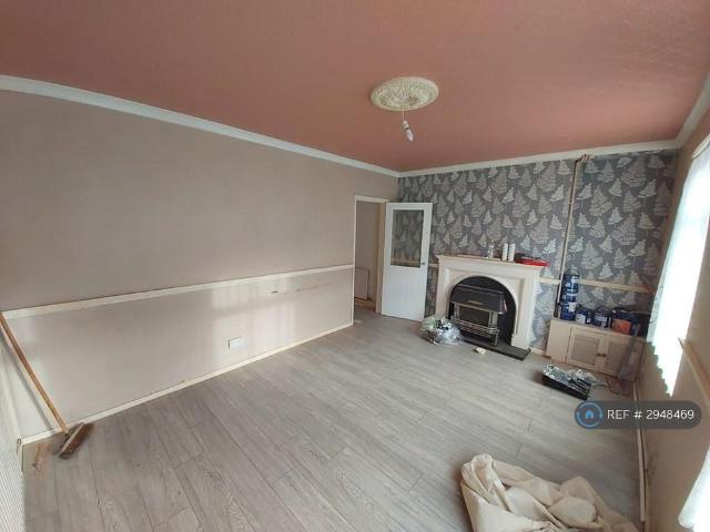 4 bedroom end of terrace house to rent