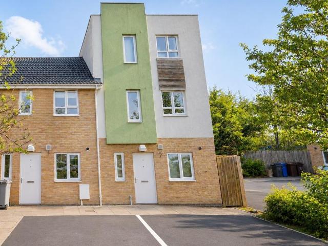 4 bedroom end of terrace house to rent