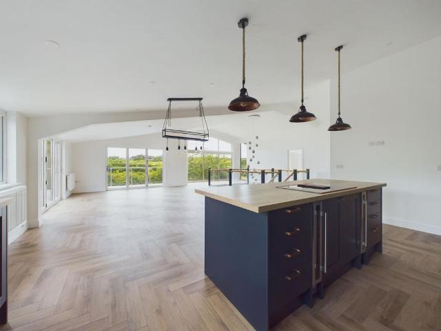 4 bedroom end of terrace house to rent