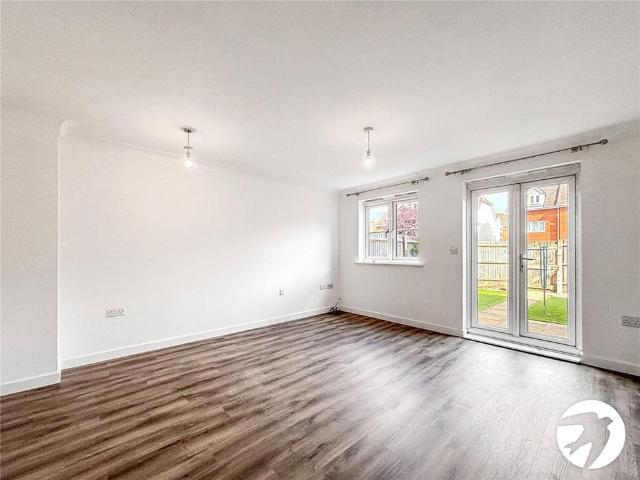 4 bedroom end of terrace house to rent