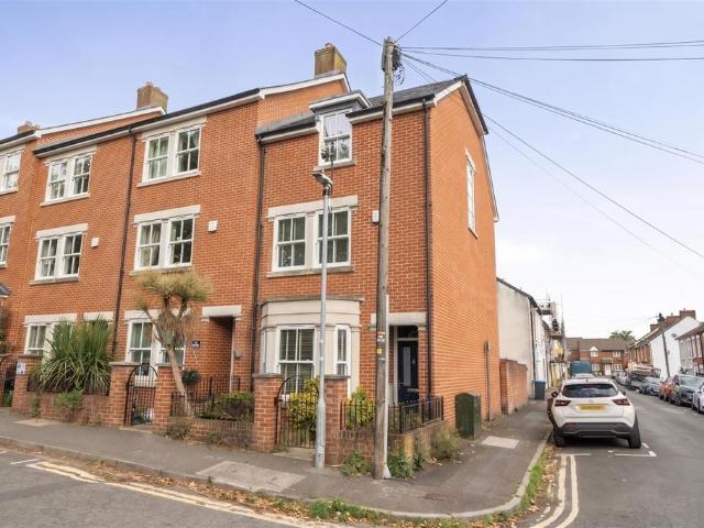 4 bedroom end of terrace house to rent