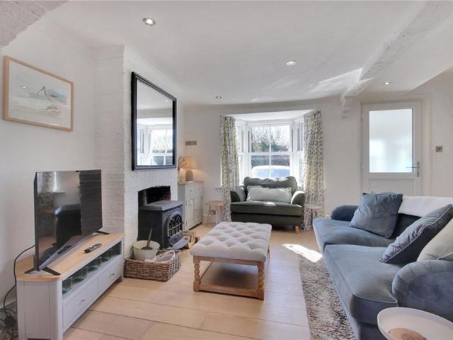 4 bedroom end of terrace house to rent