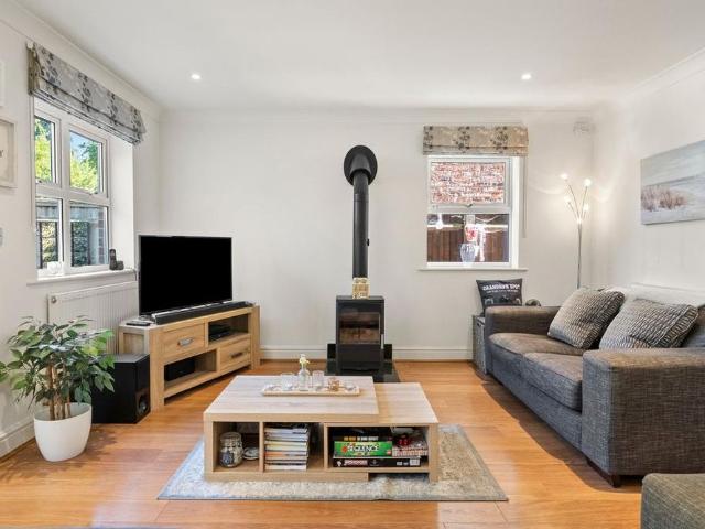 4 bedroom end of terrace house to rent