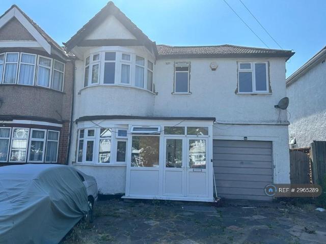 4 bedroom end of terrace house to rent