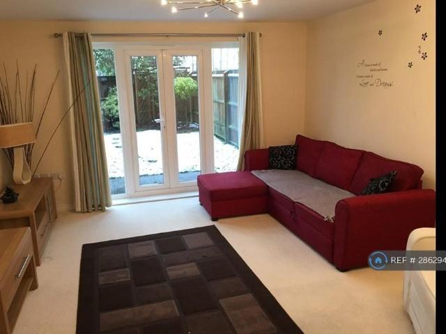 4 bedroom end of terrace house to rent