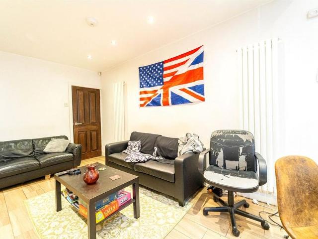 4 bedroom end of terrace house to rent