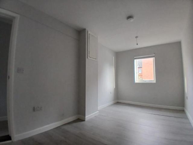 4 bedroom end of terrace house to rent