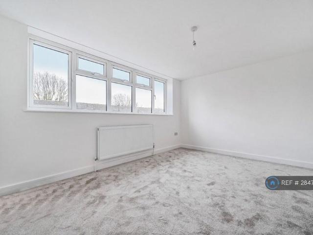 4 bedroom end of terrace house to rent